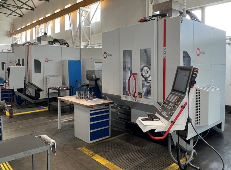 Instalujeme třetí frézovací centrum Hermle, tentokrát C32 – Strojírny ...